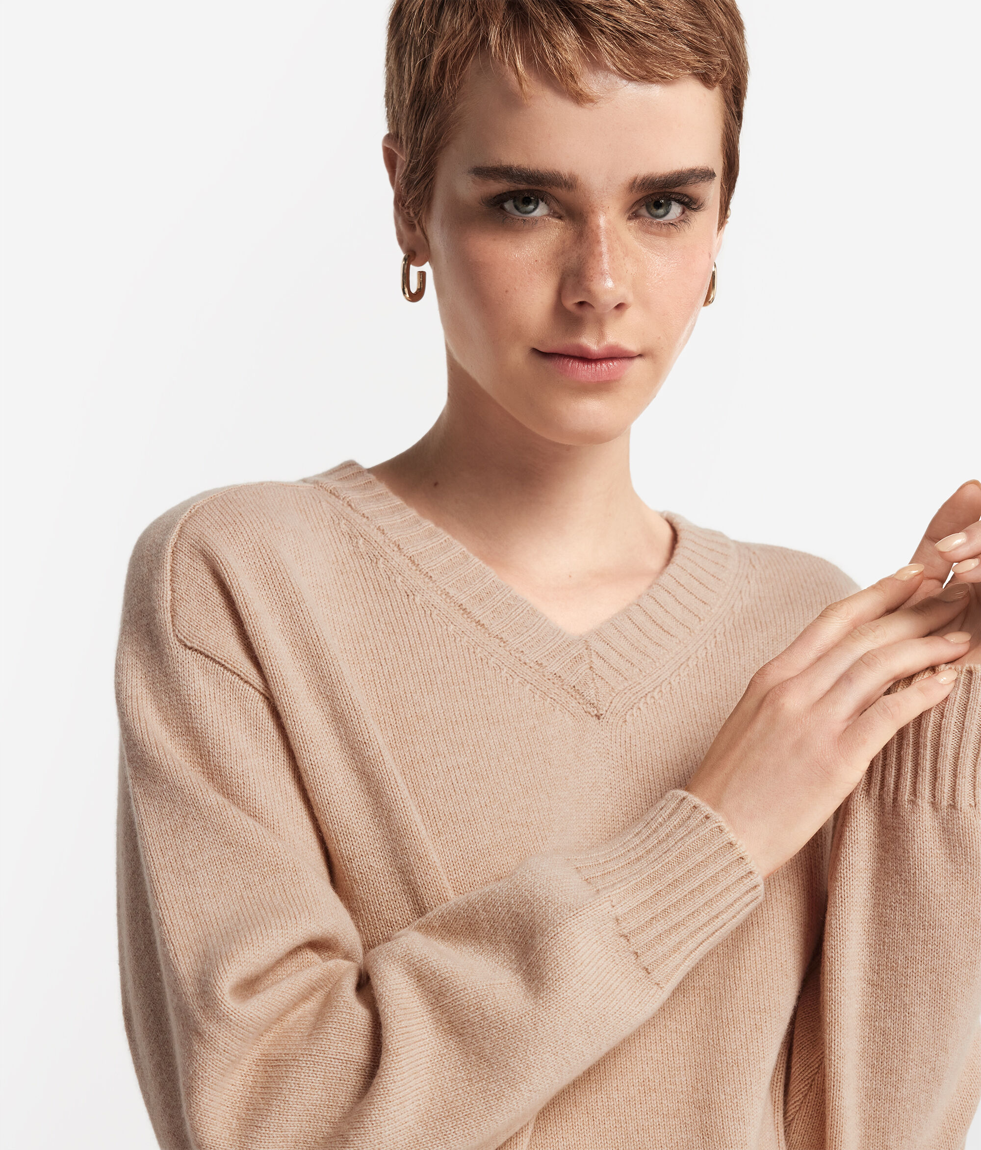 Maglia con Scollo a V e Spalla Martello in Cashmere Ultrasoft - Maglie ...